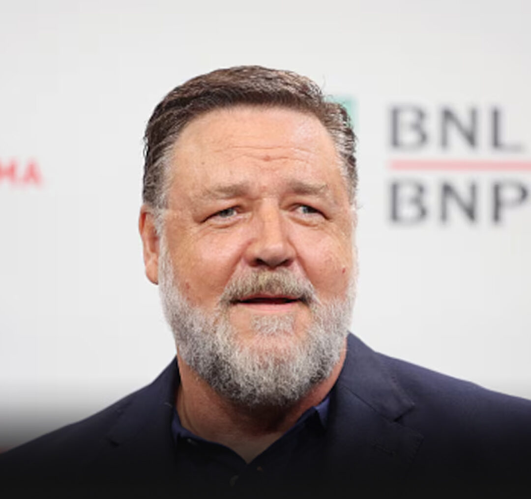Russell Crowe reaparece con una transformación sorprendente y enciende ...